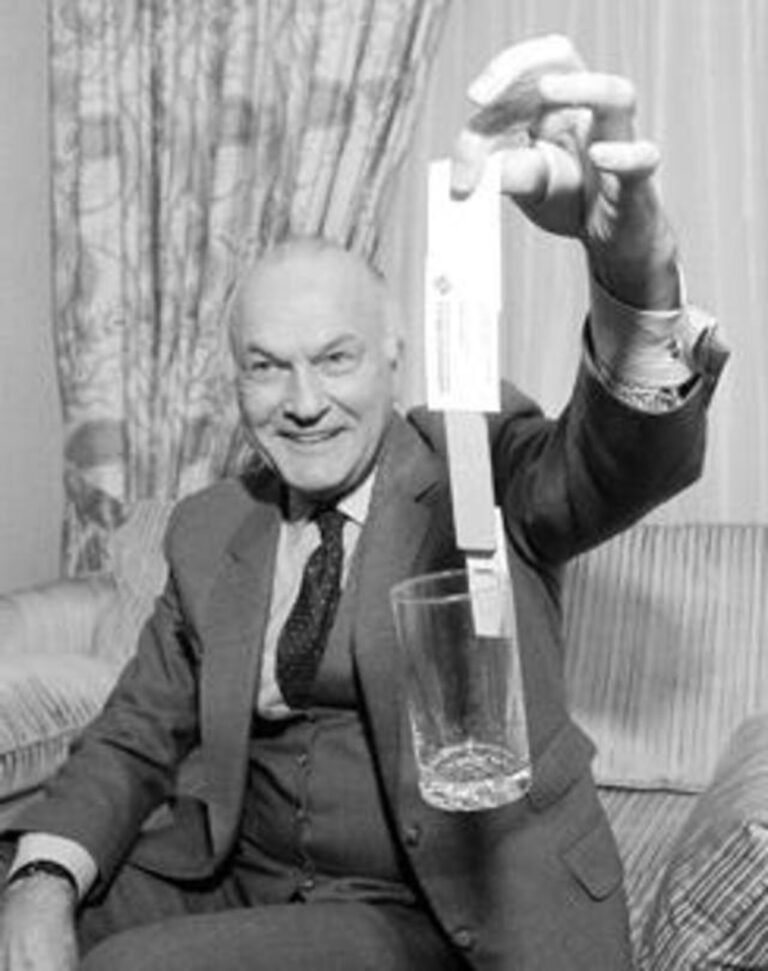 Harry Coover • Biografias • Quimicafacil.net